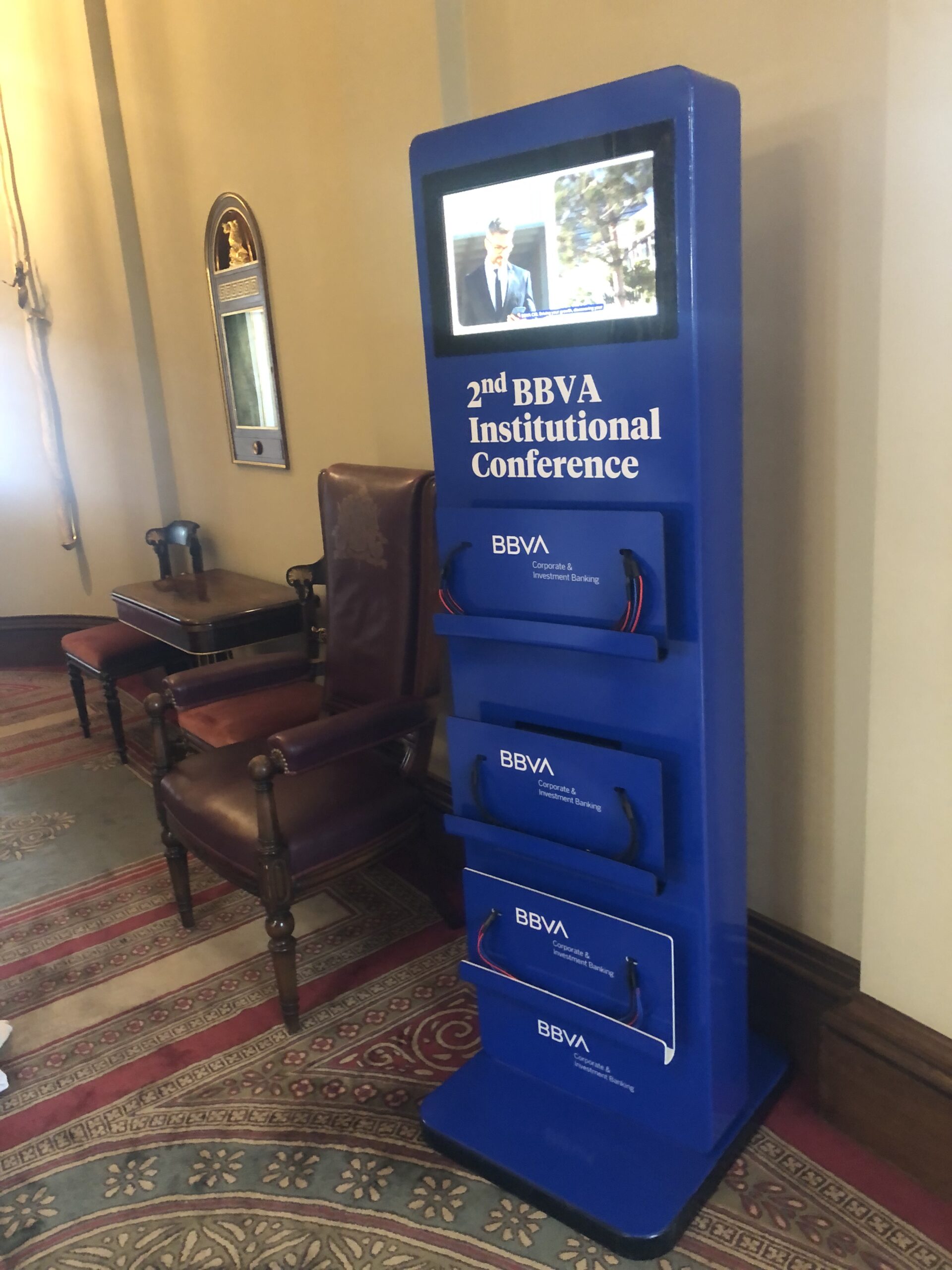 Best Standard Non-Locker Phone Charging Stations for Corporate Events ...